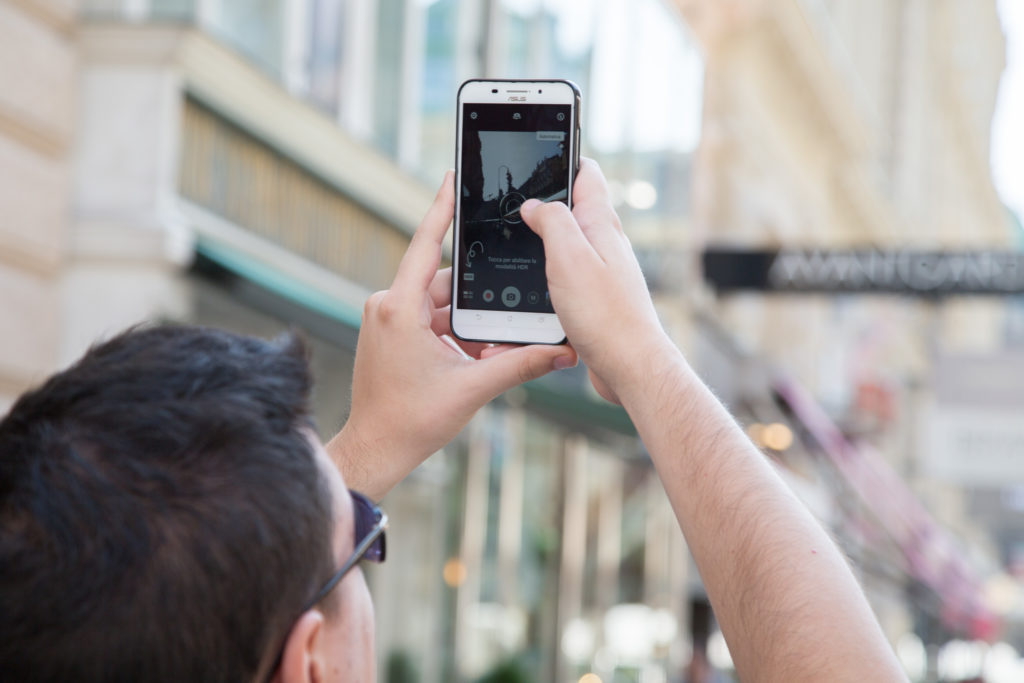 Smombie? So reagieren Sie richtig - KFV - Kuratorium für Verkehrssicherheit